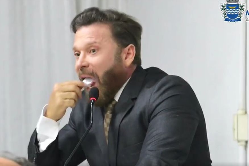 Revoltado, vereador rasga e come requerimento apresentado pela oposição ...